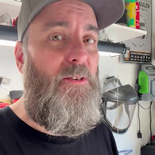 I really shouldn’t have to post about this, but I am. #ambulance #firetruck #emergencyvehicle #rightofway #trafficlaws #psa #ericthecarguy | EricTheCarGuy