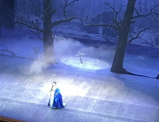 Ieri sera vi è stata una prima mondiale per Anna Netrebko nella parte di Amelia di “Un ballo in maschera” al teatro di San Carlo. Prova superata magnificamente, sia dal punto di vista interpretativo che di quello vocale, mostrandoci,dopo tanti anni di carriera, una voce ancora brunita e perfettamente estesa nelle impervie parti di questa opera monstre. La straordinaria maturità di questa artista, che sfida senza paura tutte le eroine storiche del melodramma, ci lascia attoniti, così come la ecce