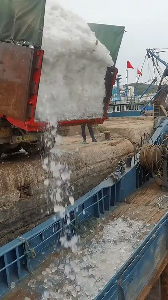 Snow unloading process - Goodtools and machinery make work easy