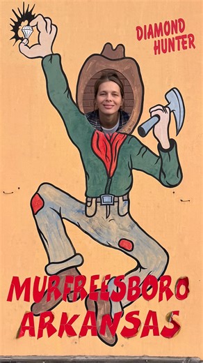 Ekaterina Brendina on Instagram: "Viajamos al estado de Arkansas y tuvimos la suerte de conocer un lugar único en el mundo: Crater of Diamonds State Park, en el pueblo de Murfreesboro. Este es el único lugar del mundo donde cualquier persona puede buscar diamantes reales… y si encuentras uno, te lo puedes llevar. Aquí la historia es real: • En 1924 se encontró el famoso diamante “Uncle Sam” de más de 40 quilates. • En 1975, aparecieron diamantes grandes como el Star of Arkansas y el Amarillo Sta