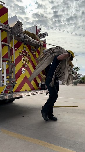 FF Rudolph demonstrating how to pull E752 2 1/2in minute man load. #fire #firefighter #firefightertiktok #firefighters #firefightersoftiktok #firefighterlife #firefightertok #firefightersoftiktok🔥🚒👍 #firefighterinterview #wickenburg #wickenburgaz #wickenburgaz🌵 #wickenburgarizona #wickenburgfire #wickenburgfirefighter #fireforce #firefightersurvival #wickenburgfiredepartment #firedepartment