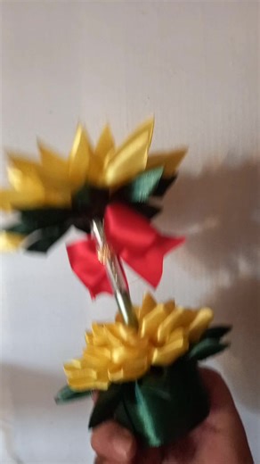 Girasol con lapicero y base quieren saber cómo se hace quieren tutorial Comenten y compartan #viral #flor #tutorial | Elvirita | Facebook