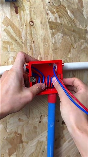 线头收纳的小技巧 穿好线之后，可不能忘了拔线收进线盒里面，那不然多出来的线就会不翼而飞，别问为什么#电工涛哥 #技术分享 #电工知识