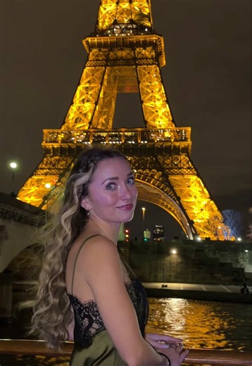 the perfect timing 🙌🏼 #paris idea: @Paula Iturralde | Paris