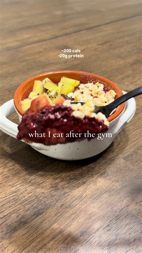 High-Protein Overnight Berry Crunch Bowl 🔥 Macros (Base Recipe Only) \t•\tCalories: 200 \t•\tProtein: 20g \t•\tCarbs: 30g \t•\tFat: 0g (Toppings not included in macros.) ⸻ 🛒 Ingredients Base: \t•\t150g fat-free Greek yogurt \t•\t50g fat-free Fairlife milk \t•\t10g sugar-free pudding mix \t•\t1/2 cup frozen mixed berries Optional Toppings (what I used): \t•\t1 kiwi, sliced \t•\tCrushed rice cakes \t•\tA few chocolate-covered almonds ⸻ 👨‍🍳 Directions \t1.\tIn a bowl, thoroughly mix the Greek y