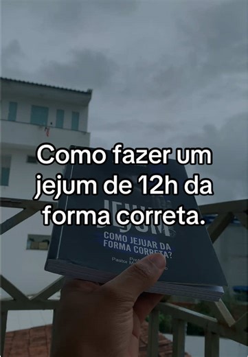 JEJUM DE 12 HORAS: COMO FAZER DO JEITO CERTO Jejum não é dieta. Não é castigo. É decisão espiritual. Se você quer começar a romper com vícios, frieza espiritual ou pecado recorrente, faça assim: ⏰ Escolha 12 horas (ex: 6h às 18h) 💧 Fique apenas com água 📖 Defina um propósito claro (libertação, disciplina, santidade) Durante o jejum: 1️⃣ Separe 3 momentos de oração (manhã, meio do dia e final) 2️⃣ Leia Salmo 51, Romanos 8 e Gálatas 5 com atenção 3️⃣ Corte distrações e estímulos carnais 4️⃣ Obse