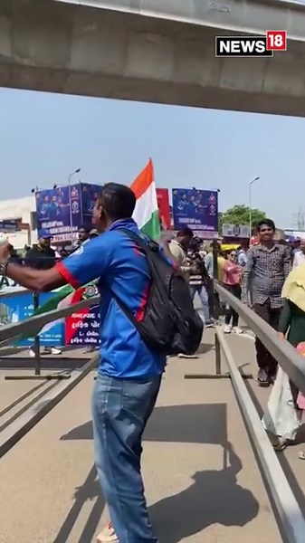 It's India vs Pakistan and Gujarat is ready! Indian fan waves tricolour, blows conch shell ahead of mega World Cup clash between India and Pakistan #India #Pakistan #WorldCup #WorldCup2023 #WorldCup #Gujarat #NarendraModiStadium #Cricket | News18