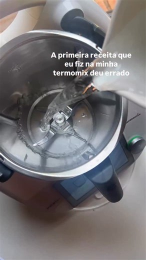 Luisa Zuffo e Paula Valansi on Instagram: "Polenta na Thermomix - um caminho sem volta! Ingredientes: 1 litro de água 1 fio de azeite de oliva 2 cubinhos de caldo de vegetais naturalérrimo 250 g de polenta sal pimenta-do-reino Modo de preparo: Coloque água, azeite e caldo no copo da Thermomix. Programe 7 min/100°C/velocidade 1. Como meu caldo estava congelado, a água não atingiu a temperatura desejada (100°C) em 7 minutos. Ajustei o tempo para mais alguns minutos e assim que a temperatura da águ