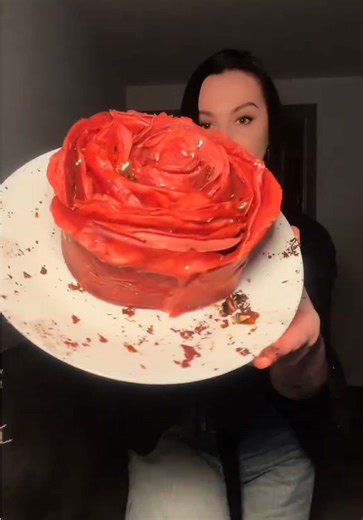 Роза из блинов с кремом на День Святого Валентина