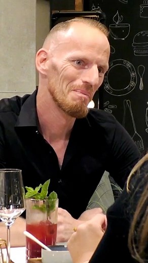 Und wieder wird heute im „First Dates“-Restaurant von Starkoch Roland Trettl für acht Singles gekocht 🧑🏼‍🍳 Die Alleinerziehende Theresa wünscht sich einen großen Mann an ihrer Seite, der anpacken kann. Mit Soldat Frank könnte heute für die Ingenieurin der richtigen Datepartner am Tisch sitzen, denn beide Voraussetzungen erfüllt der alleinerziehende Vater eines Sohnes. Und nicht nur deshalb kommt bei diesem Date schnell Romantik auf… 🥰 Das ganze Date der beiden könnt ihr heute um 18:00 Uhr be