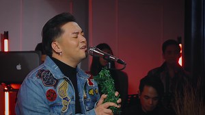 HIMIG NG PASKO - Sofronio Vasquez ( Original Song ) | Live Studio Version Lyrics and Music by John Erscel "At sa Pagsapit ng Gabi Walang ibang hiling kundi Ikaw lamang Kahit wala ako lagi sa iyong tabi Sana ay makasama ka ngayong pasko Dahil ikaw lang ang aking minimithi..." 🎄⭐️⛄️🥹 ______________________________________________ Musical Director - Bruce Villegas Executive Producer - Normal Use Records Audio Engineer -Jaf Ote Mixing / Mastering - Oliver Romblon Director of Videography -Jed Credo