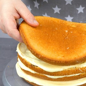 Tiramisu façon gâteau de fête ! 😋 Pour les instructions, c'est par ici : https://youtu.be/zcX8yCij0pM Sauvegarder sur Pinterest : https://bit.ly/2REJlDT | Bon Ap’