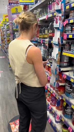 There are so many different types of protein powders on the market and it’s hard to know what to look for, but we are here to help! Save for later! 🍐💚 1. Look at what type of protein it’s is. Soy or Whey are the best for building muscle 💪🏼 2. Check the nutrition panel we want mostly protein with little carbohydrates or fats 3.check the amino acid profile more specifically Leucine you need between 2,000-3,000mg per serve to help build muscle mass 4. If you an athlete make sure you make sure i