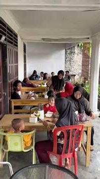 Selesai acara hajatan ibu ini teraktir pasukan nya jajan bakso mercon ke warung kak mel. #fyp