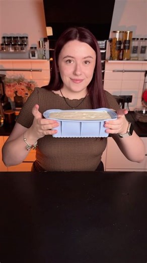 Таті Чуднова on Instagram: "Сирковий десерт з виноградом • кисломолочний сир 9% - 700 г • сметана 20% - 300 г • цукор - 200 г (або по смаку) • виноград киш миш - 300 г • желатин 30 г + молоко 200 мл"