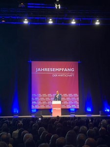 2.4K views · 27 reactions | +++ Merz beim Jahresempfang der Wirtschaft in Mainz +++ CDU-Chef Friedrich Merz ist heute beim Jahresempfang der Wirtschaft als Hauptredner in Mainz gewesen. Dabei hat der CDU-Kanzlerkandidat über seine Pläne und Vorstellungen für die deutsche Industrie gesprochen. Mit dabei war eine Talkrunde mit dem rheinland-pfälzischen Ministerpräsidenten Alexander Schweitzer (SPD) und den Kammerpräsidenten. | Rockland Radio | Facebook