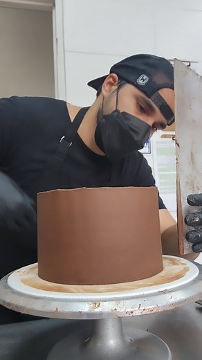 10K views · 563 reactions | Buenos días. Así empezamos otra semana llena de pedidos navideños, tortas, galletas y mucho más :) Siempre empezando con lo básico antes de decorar nuestras tortas 朗 #cakecakecake #decoracióndetortas #pastel #ganache #pasteleria #pasteleros #cakeart #chocolate #diy #tutorial #peruano #pasteldecumpleaños #pastelpersonalizado | SUGARLAB | Facebook