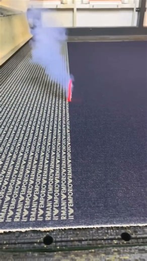 👖 The denim-making process, where laser marking meets clothing craftsmanship.