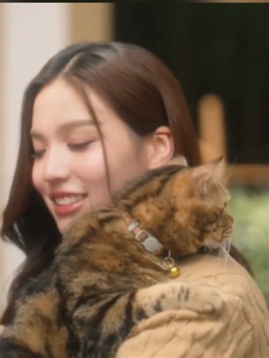 Gosh..💘 Her voice so calming, so soothing, the lyrics are beautiful too.. She's also super pretty here.. 💜💜💜 Watch the full MV on #gmmtv YT. You won't regret it, it's super healing. 😊 #beonnnie #emibonnie #lovelanguage_mv #catforcash