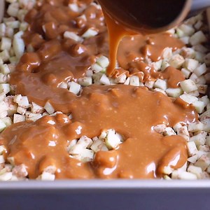 733K views · 761 reactions | The BEST gooey & chewy apple crumble bars! RECIPE: https://www.chelseasmessyapron.com/browned-butter-salted-caramel-apple-pie-bars/ | Chelsea's Messy Apron | Facebook