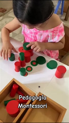 🌈 Cilindros de Colores Montessori Un material sensorial que ayuda a los niños a desarrollar: ✨ Discriminación visual de colores 🧠 Atención y concentración 🤲 Coordinación ojo–mano 🎯 Orden y control del error 💛 Autonomía y confianza A través del juego y la exploración, los niños clasifican, comparan y ordenan los cilindros por tonos y tamaños, fortaleciendo su mente matemática desde edades tempranas. En Montessori, cada material tiene un propósito… y cada niño aprende a su propio ritmo. 🌱 #M