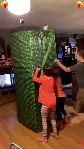 A father surprises his children after a long absence #fyp #funnyvideos #father #usa #funny