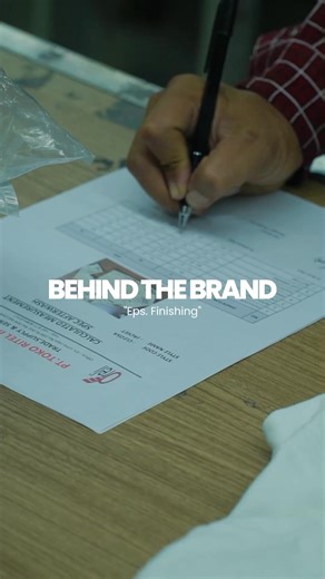 Story Behind The Brand Sebelum sampai ke tangan customer, setiap produk kami melewati proses akhir yang panjang dan penuh perhatian. Mulai dari trimming, QC, hingga packing, semua dikerjakan dengan teliti Buat kami, kualitas bukan cuma soal standar pabrik, tapi juga soal rasa tanggung jawab untuk memberikan yang terbaik #embadenim #emba #mensoutfit #mensfashion #pantsuit