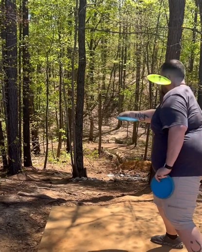 Disc golfer gets hit in the head by a stray disc. 😱 Video via IG @ austin_travelstead | Disc Golf Fanatic