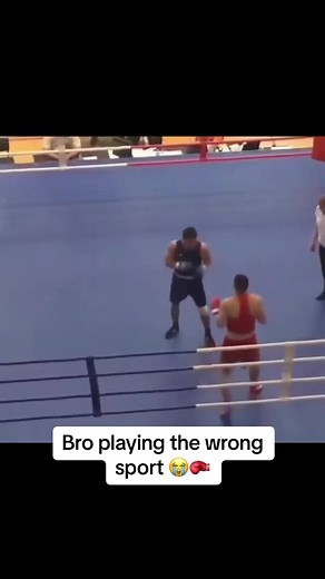 My question is why’s that ring so big? 💀 (h/t @Amateur Boxing 🥊🔥) #boxing #lol #amateurboxing