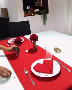 810K views · 4.6K reactions | To dando várias pro dia dos namorados no stories que tá acompanhando? Montei essa mesinha com menos itens pra servir de inspiração pra vocês, com 2 truques MUITO FOFOS 殺❤️ Me conta se gostaram? Beijo beijoooo  | Maanuh Scotá | Facebook