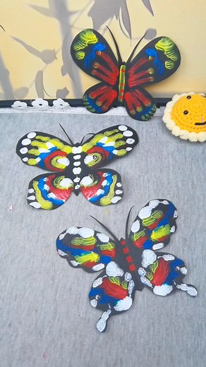 Title: "Symmetrical Butterfly Rubbing: Artistic Activity for Children" Hashtags: #Butterfly #BeautifulButterflyHandmade #Rubbing #EmbraceSpringThemePainting #Handmade | paper craft ideas
