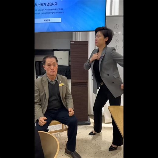 𝗥𝗜𝗠𝗔𝗡 𝗦𝗚𝗠 CHAMPION. 정세원[뷰티|화장품|kbeauty|global] on Instagram: "네 저 박치 몸치 맞아요‼️ 아무리 음악에 맞추려해도 잘 안되는 40대 저는 현재 11개국 플랫폼 사업가 입니다🤣 아빠 사업자들과 함께 요즘유행하는 킹이 아닌 "기" "복" 으로 바꿔봤어요. 비록 20.30대만큼 빠른속도로 잘하지는 못하는 엇박자이지만 아버지들을 위하고 감사하는 마음은 단연코 "킹" 일거예요❤️ 늘 감사드리고 그 세월 존경합니다. #아빠랑놀기 #리만코리아 #kbeauty #sgm정세원 #경단녀부업"