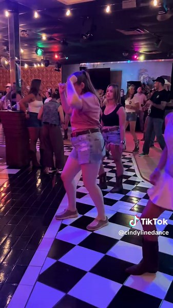 Une belle petite danse ça 😍 -Cherry Bottom Boom- 🎵 U Gurl - Walker Hayes 🕺💃 Choré de Rick Dominguez (USA), Adia Nuno (USA) & Jonno Liberman (USA) @Wild Fox Country🦊 #countrygirl #fyp #quebec #linedance #country