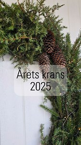 10K views · 414 reactions | Lag en statementkrans ✨️ Stor, enkel og helt nydelig som blikkfang på veggen. Du trenger: Rockering, granbar, einer, kvister, store kongler og lyslenke. Lagre den om du vil prøve senere!  • #diykrans #julekrans #diyjul #novent #adventskrans #skaperglede #lageselv | LenDesign Interiør og hobbysnekring | Facebook