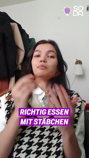 Mit Stäbchen essen zu können, gehört einfach zum Allgemeinwissen💪🏼😌 Einfach mal ausprobieren! #essstäbchen #chopstick #sushi #stäbchen #trick