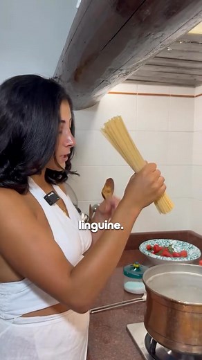 HOW TO MAKE – Linguine with clams 🦪 Seafood, the Italian way 🦐🍝 Garlic sizzling. Mussels opening. Shrimps jumping in the pan. You don’t need much — just fresh ingredients and real tradition. 🎥 This is not a recipe, it’s a love letter from the coast. 📍 Want more flavors from Sorrento? Follow us. 📹: 🌐 Learn more at deaincucina.com #SorrentoEats #DEAincucina #ItalianCookingClass #SeafoodPasta #CookLikeANonna | Edna H. White