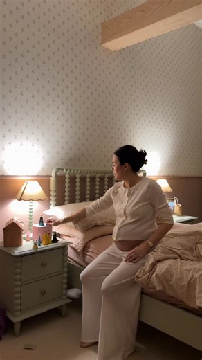 Jessica Hayhurst on Instagram: "cooking, cleaning, bath + bed time, soon I’ll be doing it for three🤰🏻… how cute when I show the kids some new baby bits and Arlo said “will he be my best friend” they managed to catch him having a good kick in my tummy tonight, it was cuteeee 🥹 #family #mumlife #vlog"