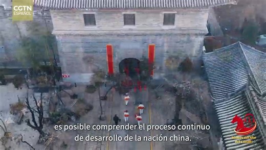 El poste para atar caballos: memoria cultural del Año del Caballo Con motivo del Año del Caballo, presentamos el video corto El poste para atar caballos, que parte de una pieza museística para acercarnos a la relación entre el caballo y la vida cotidiana de la sociedad tradicional china. A través de la explicación de expertos, el programa muestra cómo, desde las dinastías Sui y Tang, estos postes no solo cumplían funciones prácticas en las aldeas rurales, sino que también adquirían profundos sig