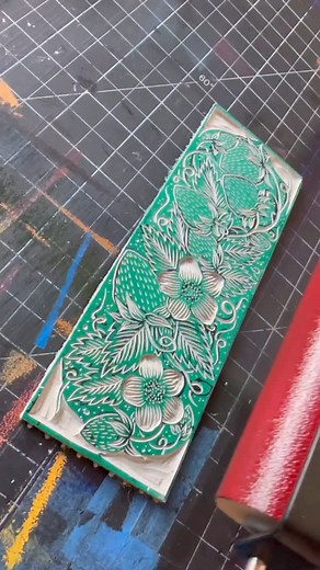 Watch @dryheat.press’ process of creating handmade bookmarks via block printing. ⁠ ⁠ Dana carved her bookmark design into the linoleum block, laid down the ink, then used Strathmore Printmaking paper to transfer the design. ⁠ ⁠ #bookmark #blockprinting #printmaking #linocut #books #reliefprinting #strathmore #strathmoreart #strathmorepaper #handmade #handmadeart #bookmarks #artist #artwork #artprocess | Strathmore Artist Papers