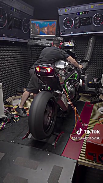 Kawasaki H2 Hyperbike Showcase: Experience the Thrill