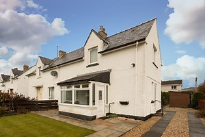 CLOSING DATE SET- FRIDAY 14TH NOVEMBER at 12PM *5 Kintillo Gardens, Bridge of Earn- Offers Over £138,000* This generously proportioned semi-detached house comes to the market in good condition and is the ideal purchase for any growing family, boasting; - Gas Central Heating & Double Glazing - Sought-After Village Location - Two Double Bedrooms - Private Driveway & Good-Sized Garden Grounds Book your viewing by calling 01738 827864, dont miss out! | Simple Approach Estate & Letting Agents