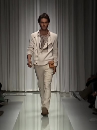 Jon Kortajarena for Versace #jonkortajarena #catwalk #runwaywalk #fashion #walking