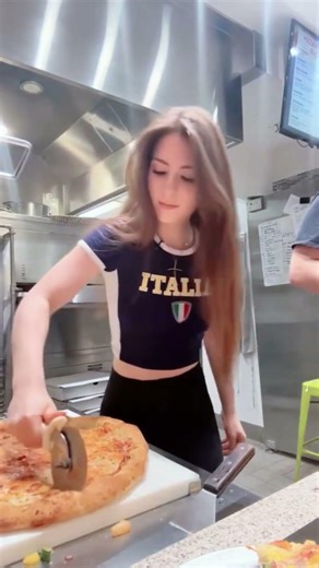 Slicing a LARGE pizza!! Cooking show will resume next week! #pizza #pasta #italianfood #dinnertime