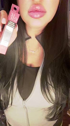 Soft glam lips on a budget? Say less. 💋 This e.l.f. Glow Reviver Lip Oil Stick is THAT girl. It glides on like a balm, shines like a gloss, and hydrates like a lip oil — all in one easy swipe. Perfect for everyday wear, no mirror needed. ✨ Lightweight ✨ Super nourishing ✨ Juicy glow without the sticky feel ✨ Affordable but performs like high-end I love this for those “clean girl / effortless glam” days when you want your lips to look healthy, plump, and polished with minimal effort. If you’re b