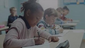 Le MOOC ”Internationalization of education: global issues and trends” a été développé pour toutes les personnes intéressées à comprendre les interdépendances entre les enjeux globaux de l’éducation, les problématiques mondiales et leurs effets sur les systèmes éducatifs locaux. À travers une variété de thématiques comme la citoyenneté globale, les rapports Nord-Sud, la coopération internationale, ou encore la migration, nous vous proposons d’aborder les liens entre globalisation et éducation à d