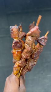 Nani kasema mshikaki lazima ukae nyama tatu😂😂mshikaki unatakiwa unatakiwa nyama zikae kwenye kijiti mpaka ukose nafasi🙌 … Wale wapenzi wa nundu pia ipo unapata mshikaki na ndizi choma👌 Tunapatikana sinza Mugabe njia yakwenda MAwasiliNo pia tunafanya delivery call #0719618414☎📞📞 | Geofrey Wamitupio