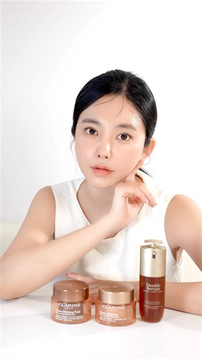제이뮤즈 on Instagram: "광고_2026 나만의 주름 & 탄력 케어 루틴✨ 2026년을 맞아 스킨케어 루틴을 다시 정리하면서 기준을 딱 하나로 잡았어요. 겉만 좋아 보이는 관리가 아니라 피부 코어부터 탄력을 채워주는 루틴일 것..! 그래서 요즘 가장 중심에 두고 쓰는 조합이 Clarins 더블세럼 & 엑스트라-퍼밍 크림 데이·나이트예요. 더블세럼은 오일 세럼과 워터 세럼이 펌핑과 동시에 황금 비율로 믹스되는 구조라 가볍게 스며드는데도 피부 속 밀도가 차오르는 느낌이 확실하고, 주름·탄력·광채까지 전반적인 컨디션을 안정적으로 끌어올려줘요. 그 다음 단계로 사용하는 엑스트라-퍼밍 크림은 데이는 외부 환경으로부터 피부를 보호하면서 탄력과 톤을 정돈해주고, 나이트는 하루 동안 쌓인 피로를 정리하듯 피부 회복에 집중해주는 타입이에요. Oil-in-Water 베이스라 끈적임 없이 아침, 저녁 모두 부담 없다는 점도 만족스러웠어요. 두 제품을 함께 쓰면서 느낀 변화는 피부결이 단