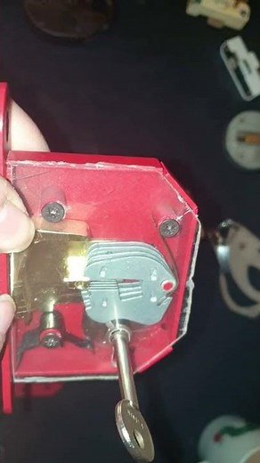 How A Lever Lock Works