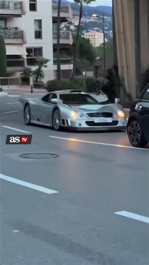 FERNANDO ALONSO se pasea por las calles de MÓNACO en un MERCEDES CLK GTR