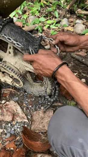 clip-4003405185-close-up-person-installing-metal-chains-on-bald